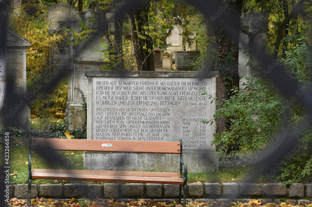 Der 1874 geschlossene und unter Denkmalschutz stehende Friedhof Sankt ...