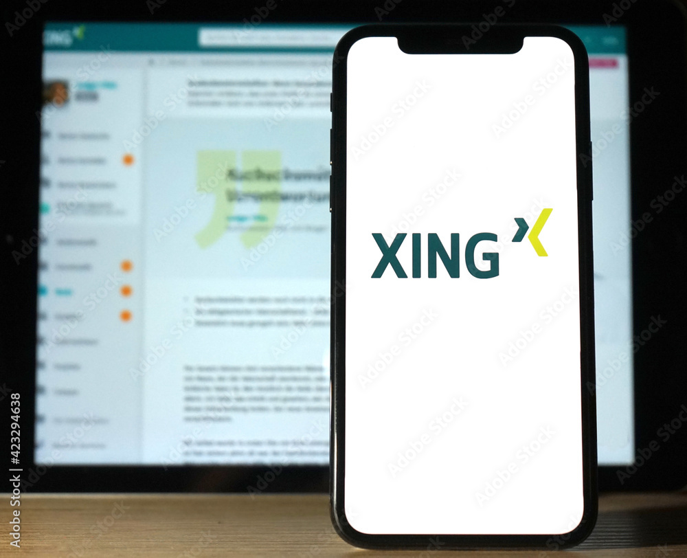 XING Logo wird auf modernem Smartphone angezeigt, im Hintergrund ein ...