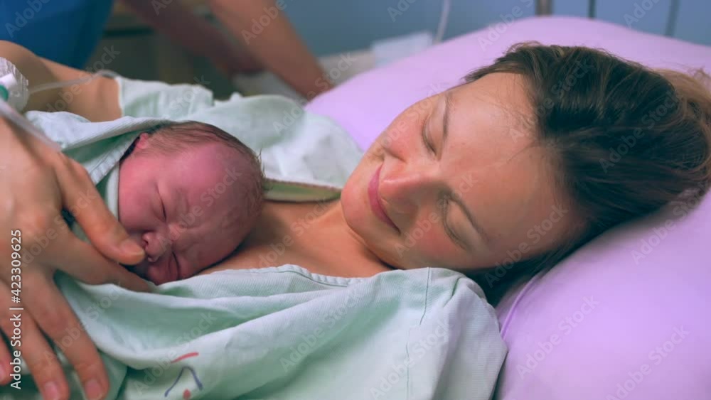 Stockvideo Mother and newborn. Child birth in maternity hospital. Young ...