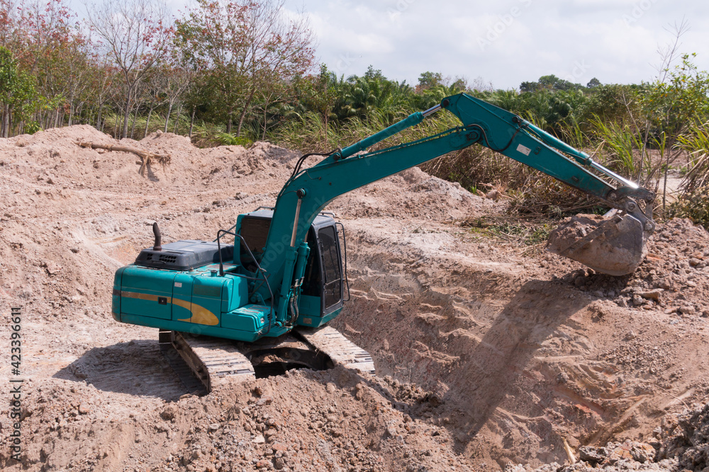 Foto de green excavator during earthmoving at construction site ...