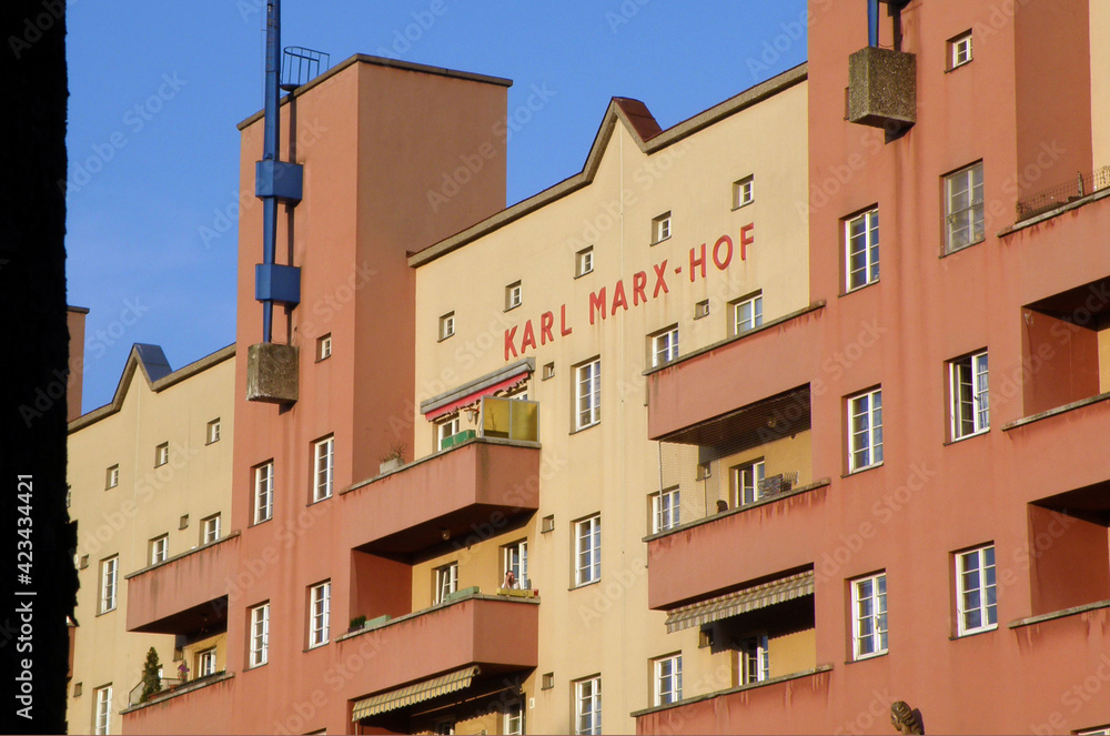 Der Karl Marx Hof in Wien, eine riesige Wohnanlage aus der ...
