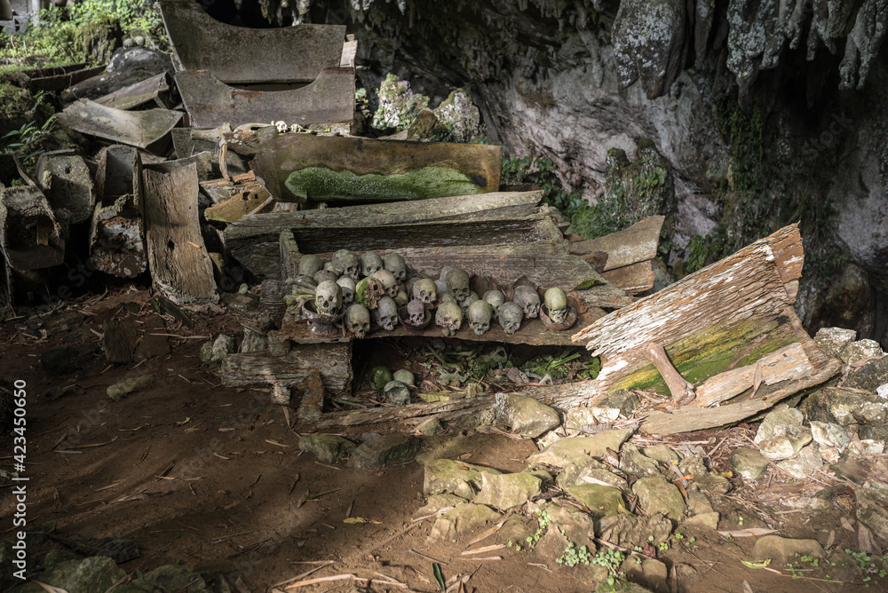 Stockfoto The spectacular cave tomb of Lombok Parinding which has ...