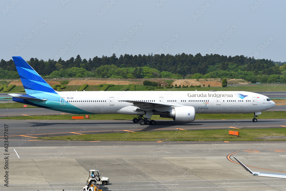 Foto de Chiba, Japan - May 05, 2019:Garuda Indonesia Boeing B777-300ER ...