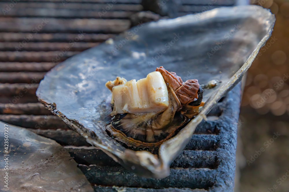 Coquillage grillé au feu de bois Photos | Adobe Stock