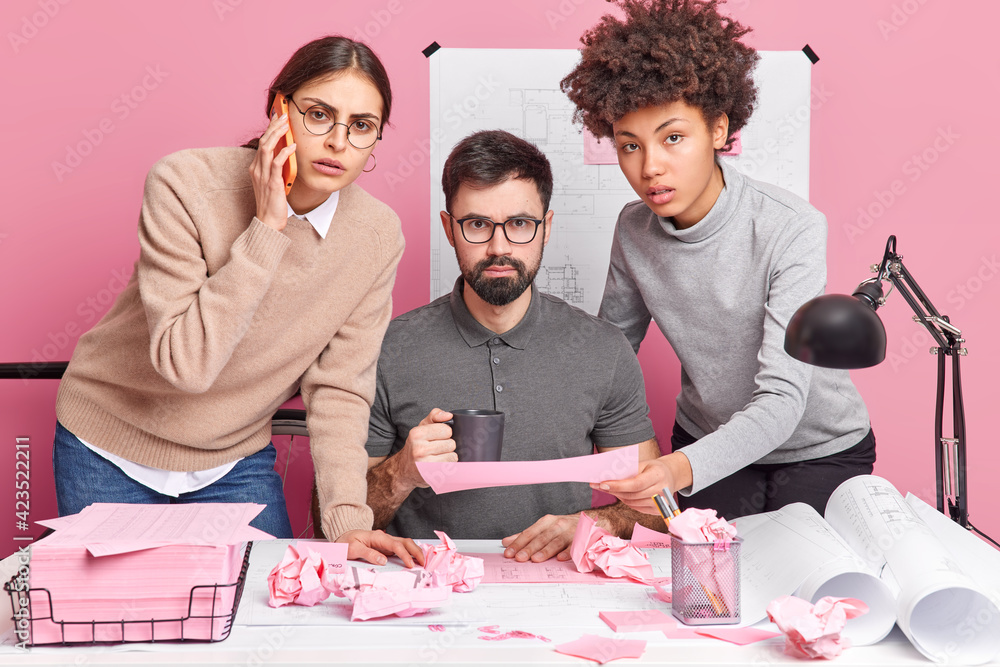 Group of colleagues discuss ideas for startup project creat new ...