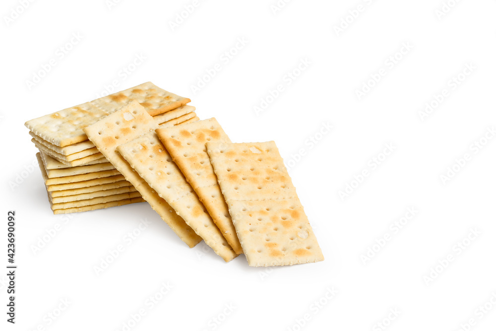 Galletas saladas sobre un fondo blanco liso y aislado. Vista de frente ...