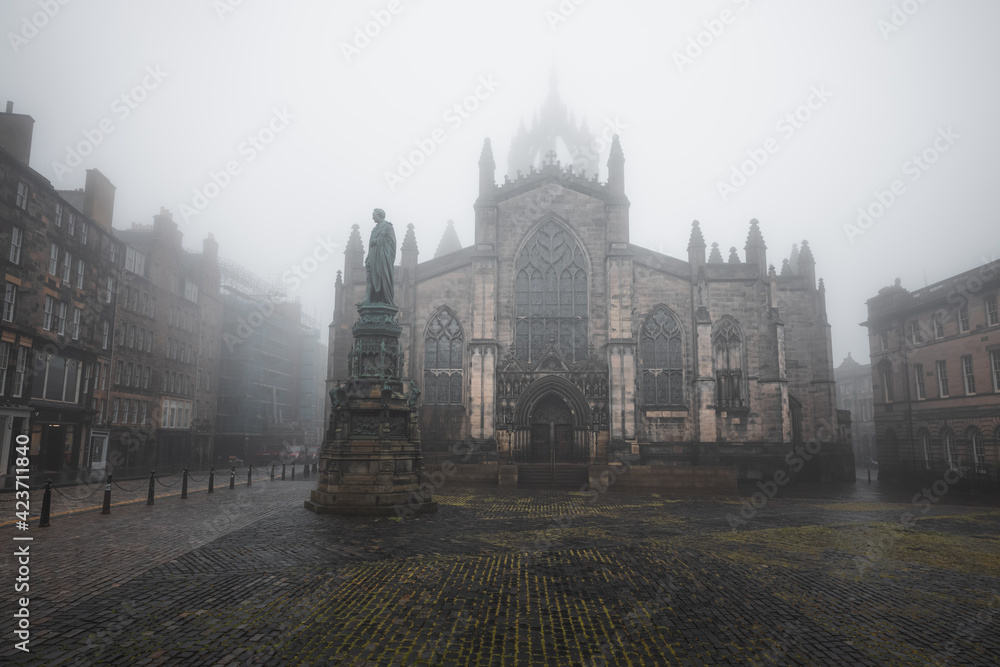 The gothic St Giles' Cathedral in moody atmospheric old town Edinburgh ...
