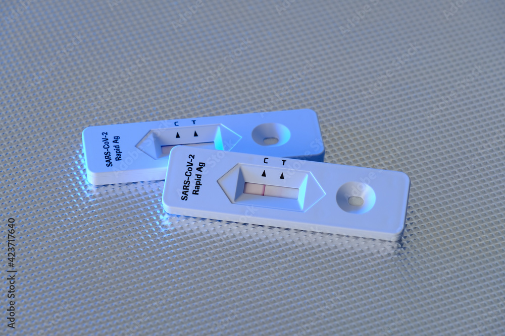 Zwei Antigen Schnelltest COVID-19 auf einem Alu / metallischen ...