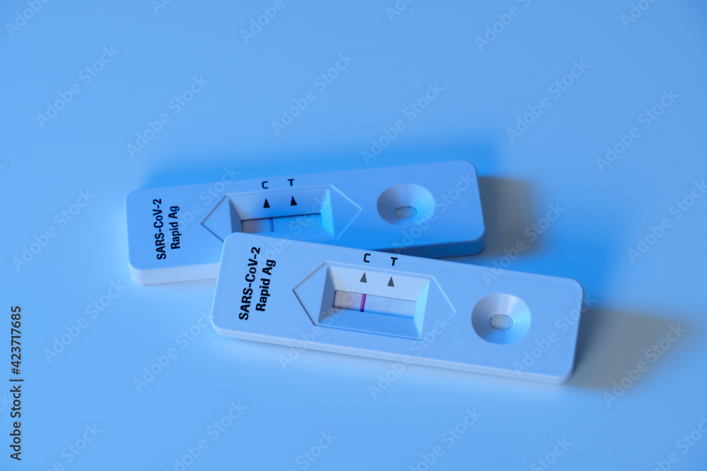 Zwei Antigen Schnelltest COVID-19 in kühlem blauen Licht (2019-nCoV ...