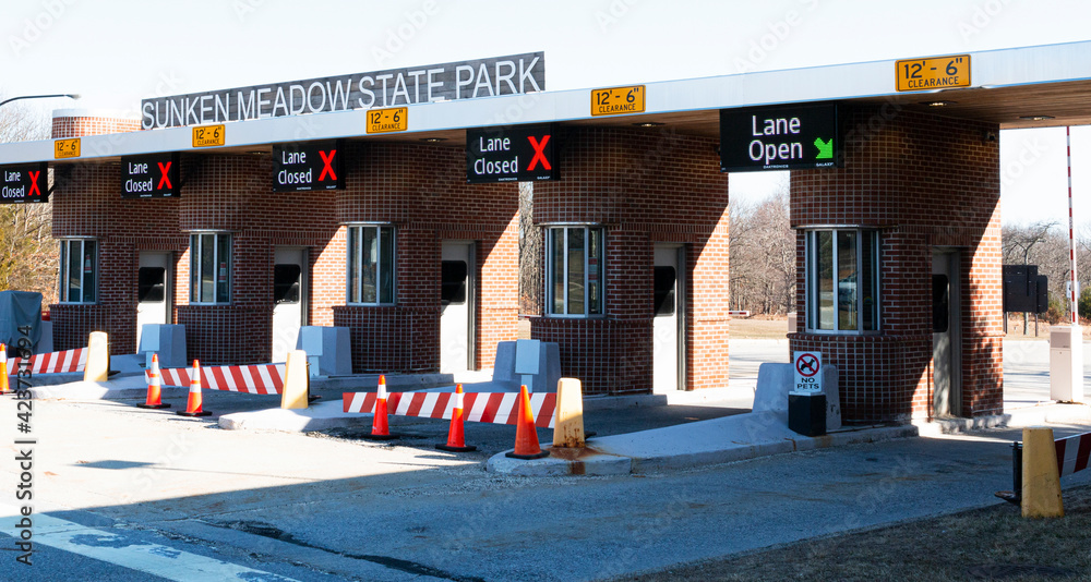 One lane open sign with green arrow at the Sunken Meadow State Park ...