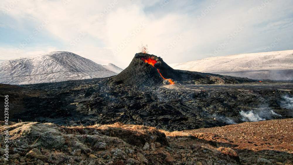 Foto de GELDINGADALUR, ICELAND. Erupting Fagradalsfjall volcano, 52 km ...
