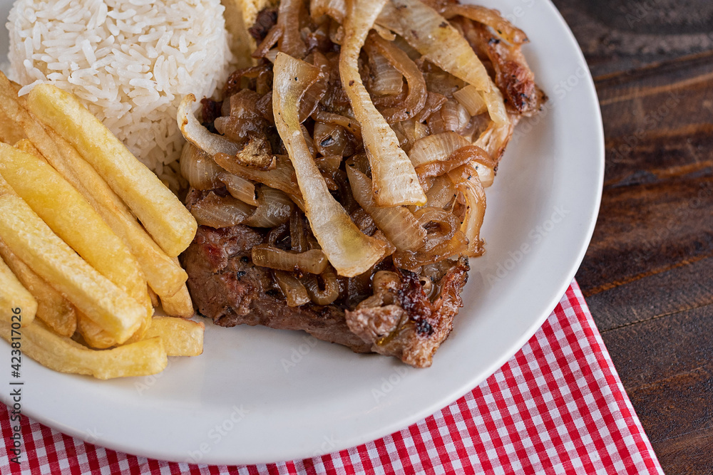 Refeição - Prato Feito - Filé de contra-filé, arroz, farofa e batata ...