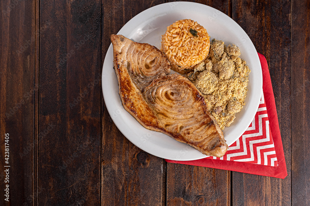 Refeição - Prato Feito - Peixe Meca, farofa de banana e arroz de ...