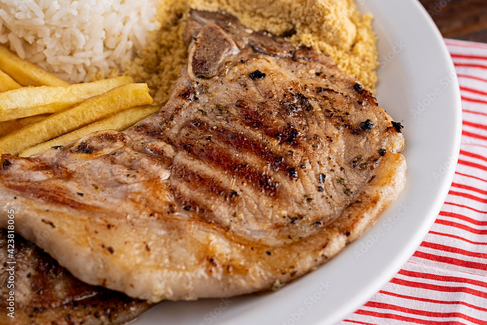 Refeição - Prato Feito - Arroz, feijão. batata frita, bisteca de porco ...