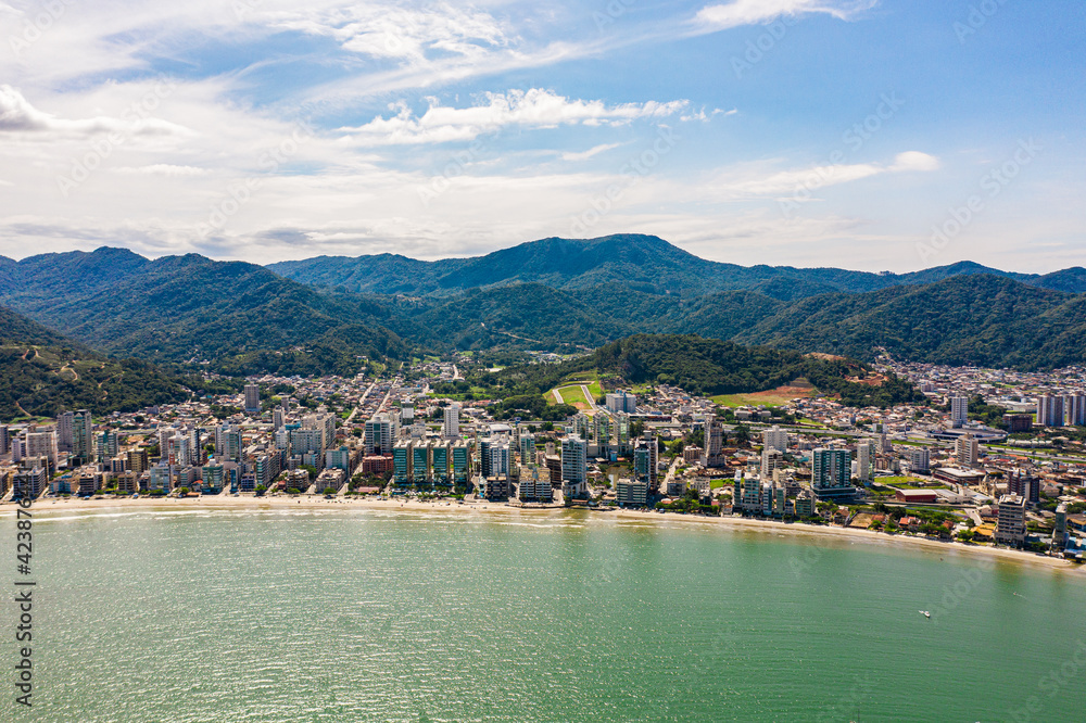 Foto de foto aérea de meia praia Itapema litoral de Santa Catarina do ...