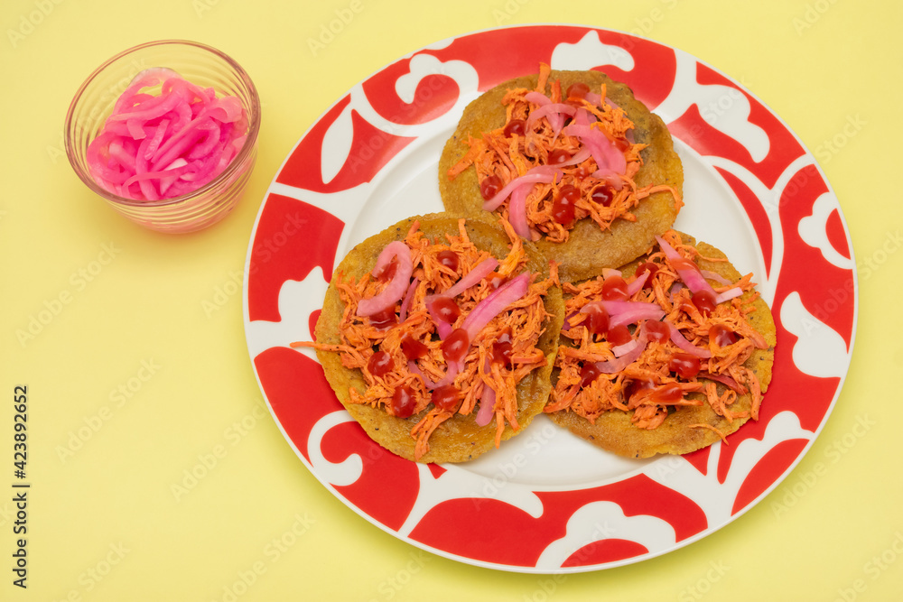 Panuchos yucatecos acompañados de cebollita picante, comida tradicional ...
