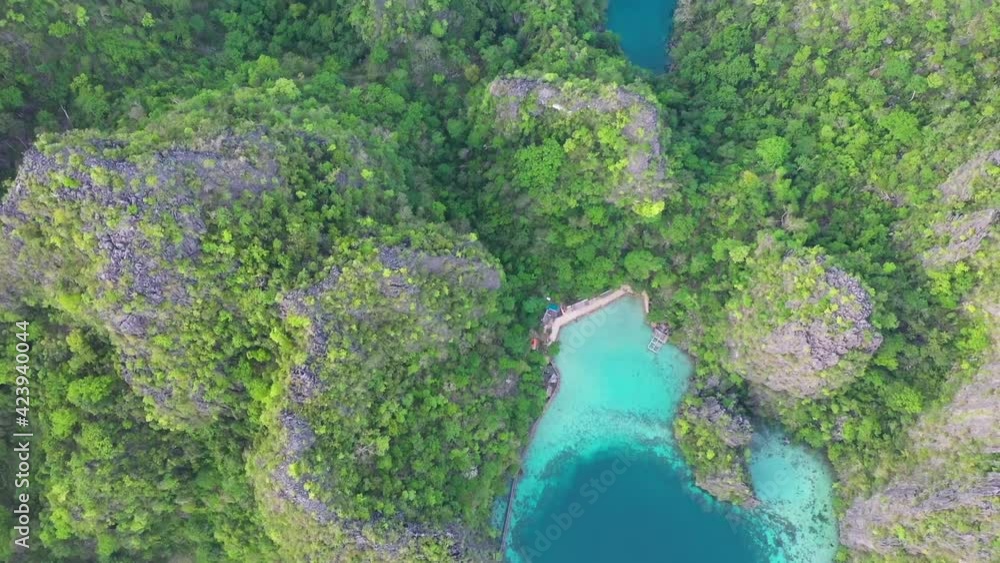 Vidéo Stock Aerial view of beautiful karst scenery and turquoise ocean ...