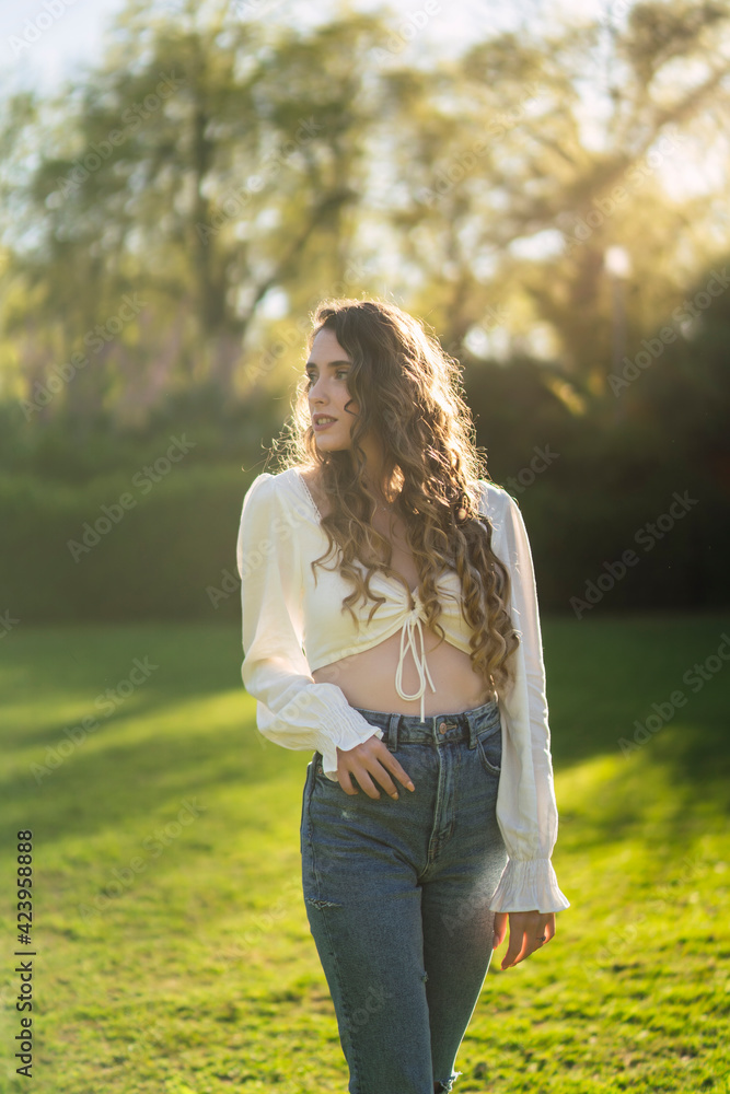 Chica joven guapa en parque disfrutando de un espacio verde en ...