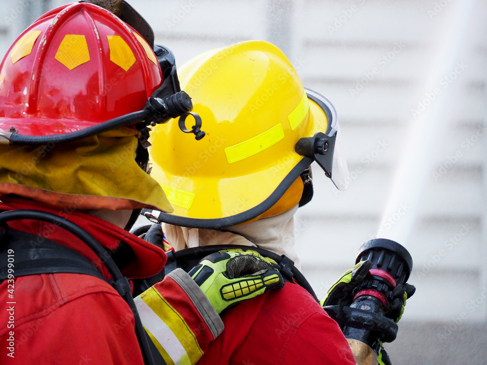 Foto de firefighter training., fireman using water and extinguisher to ...