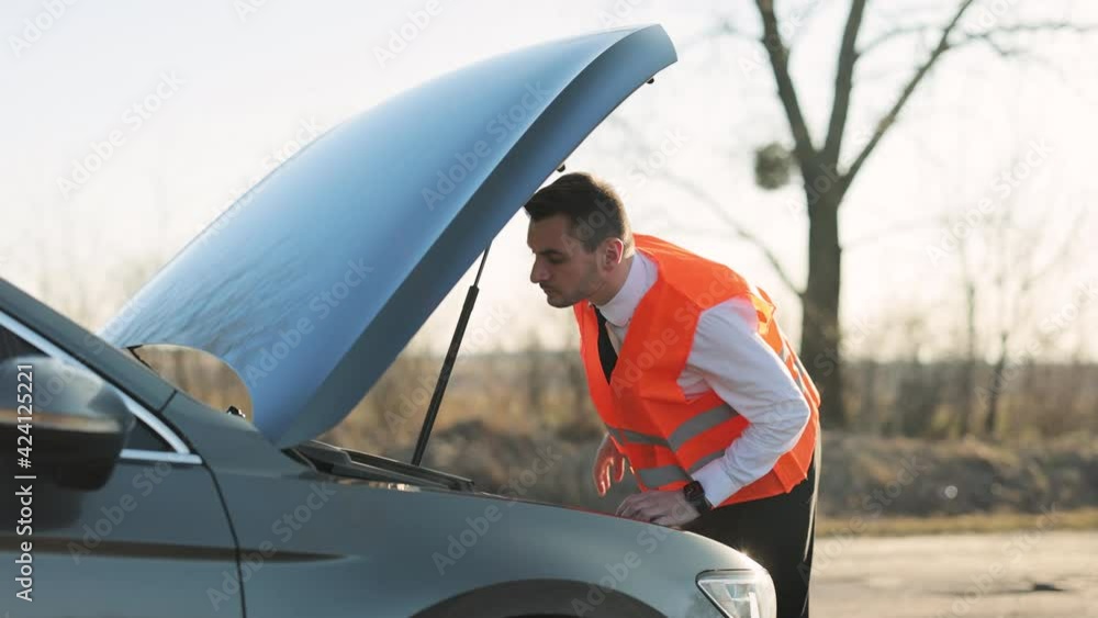 Vídeo do Stock: Sad man standing near car opened the hood. Car accident ...