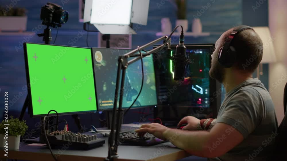 Vídeo do Stock: Professional cyber streamer playing online videogames ...