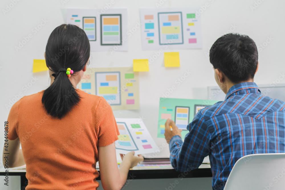 Foto de Smooth Focus,A team of UI UX web designers are working together to develop a mobile ...