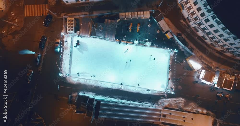 Vidéo Stock people on the skating rink for christmas. top view of the ...