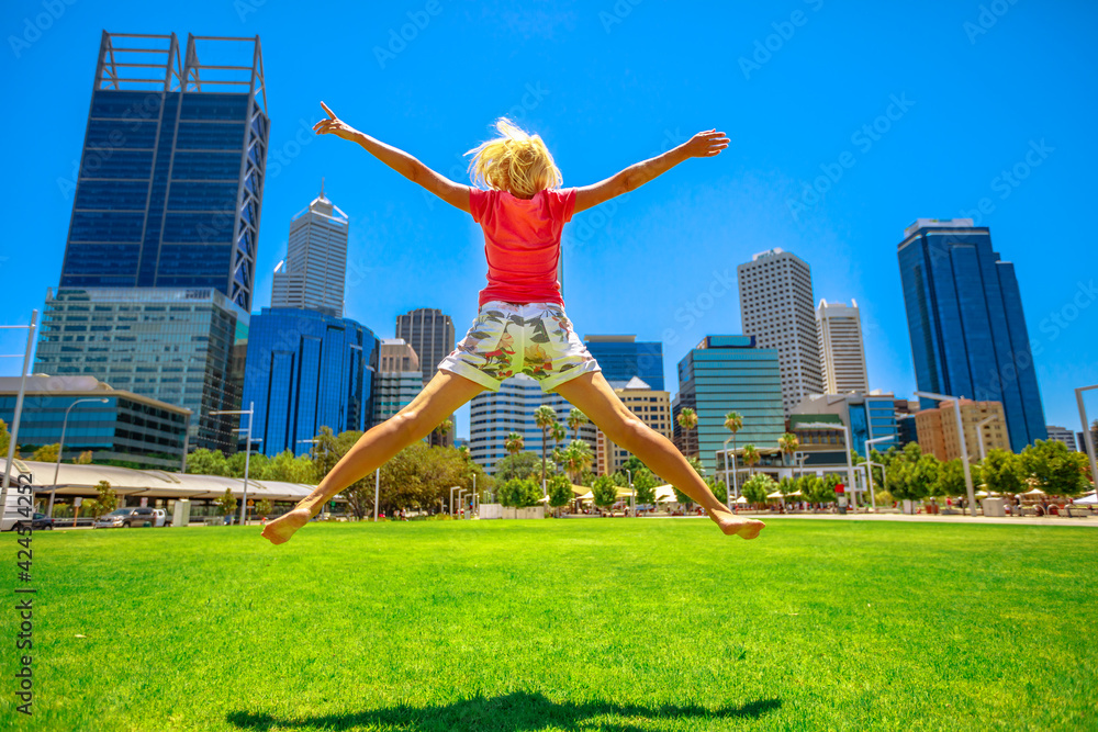 Foto de Blonde woman jumping in Elizabeth Quay, Perth city, Western ...