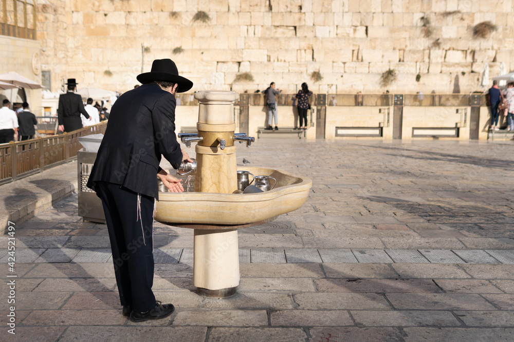 Foto de Jewish orthodox man washing hands using a traditional ritual ...