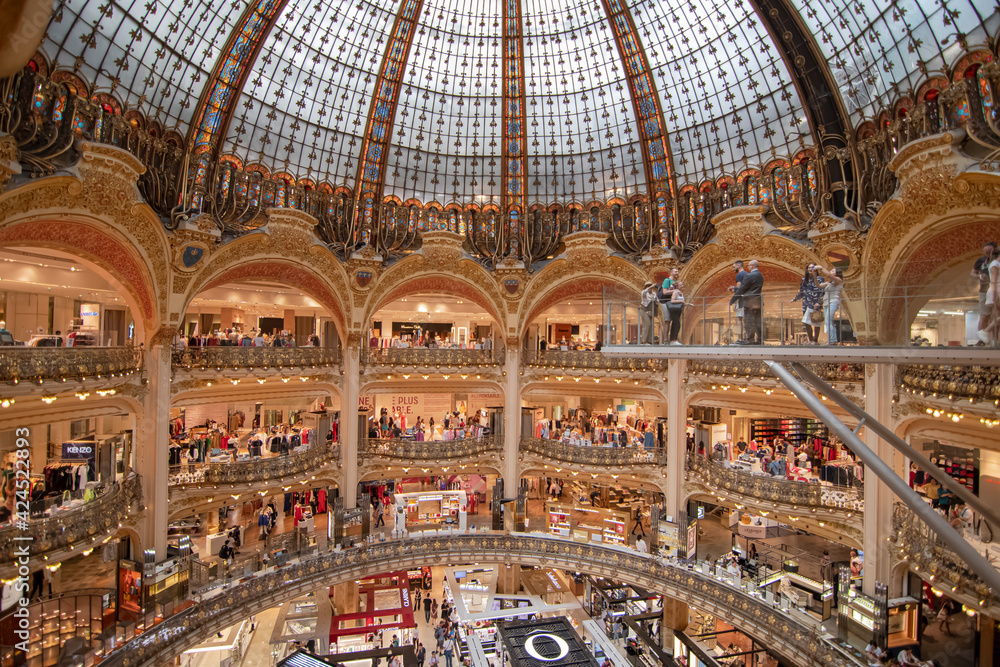 Vue de l'intérieur des Galeries Lafayette Haussmann à Paris, France ...