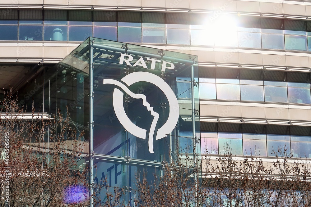 RATP (Régie Autonome des Transports Parisiens), enseigne et logo de l ...