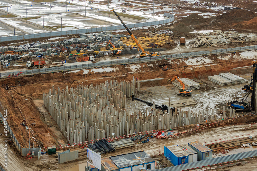 Fotka „Pile driving in foundation pit for construction of apartment ...