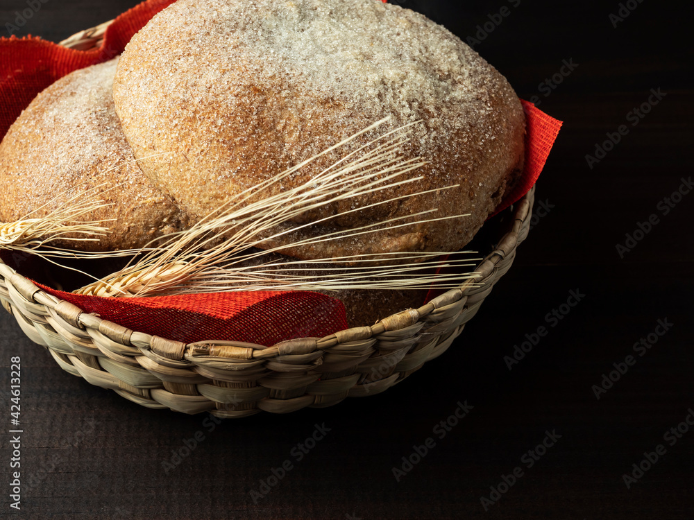 Pan de trigo integral tradicional de Mexico servido con cafe. Stock ...