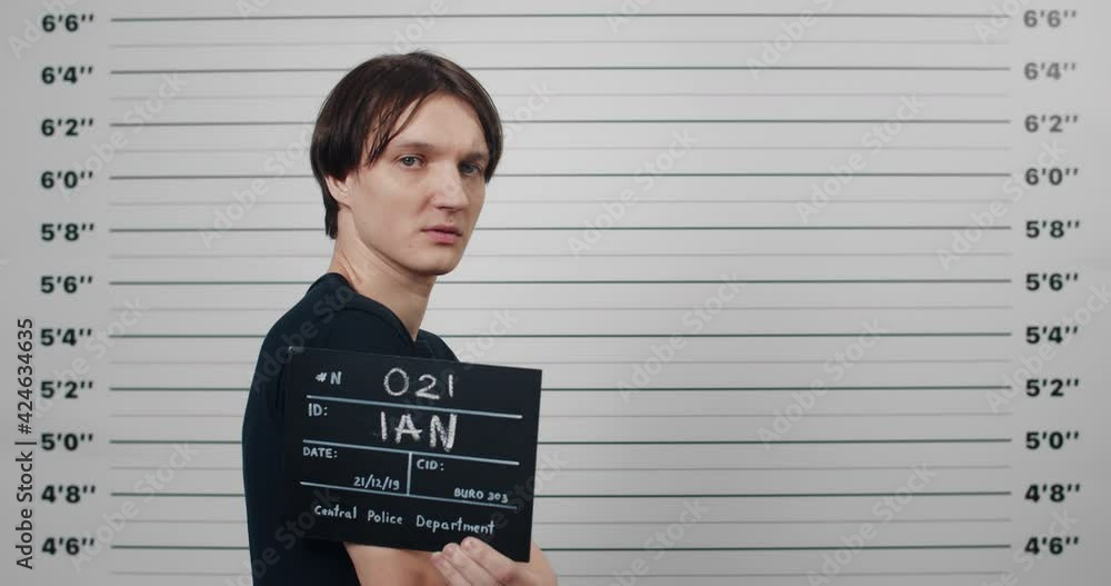 Video „Side profile mugshot of young man with dark hair turning head ...