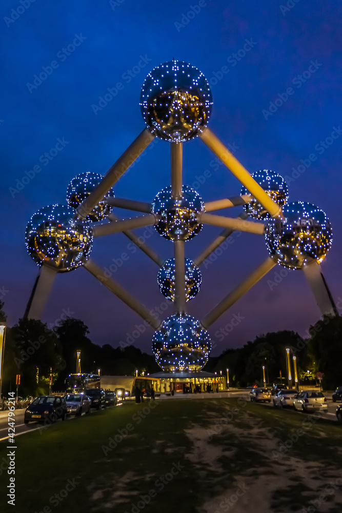 Atomium Night