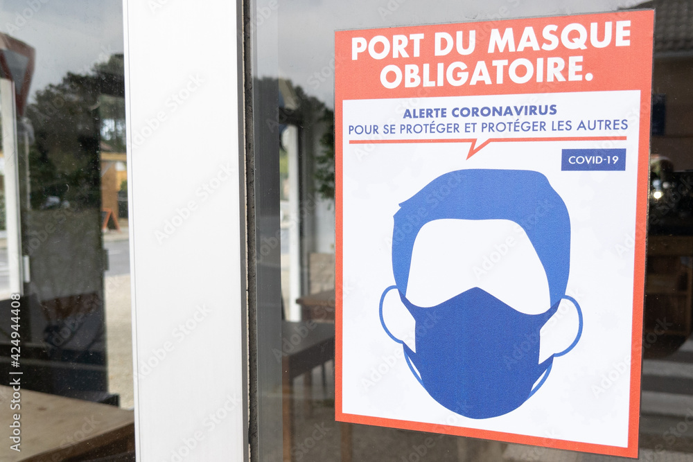 port du masque obligatoire text french sign on wall store windows ...