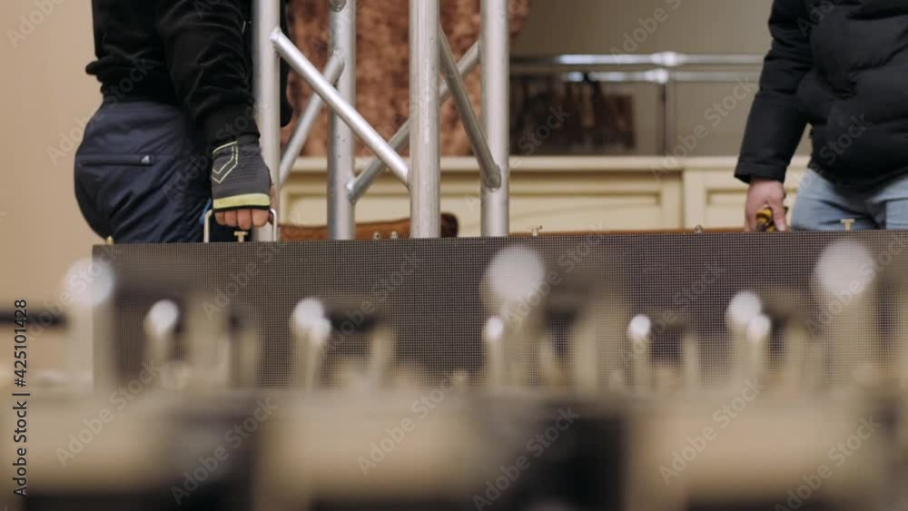 Stockvideo creating a structure for the stage. Metal structures that ...