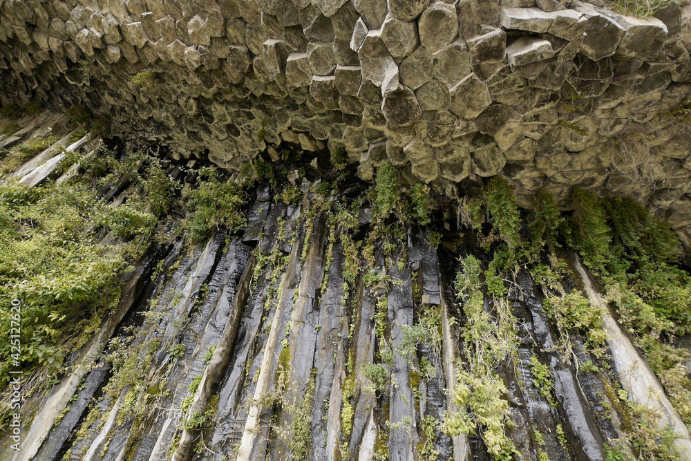 Foto de Geological formation of octagonal basalt columns in Garni Gorge ...