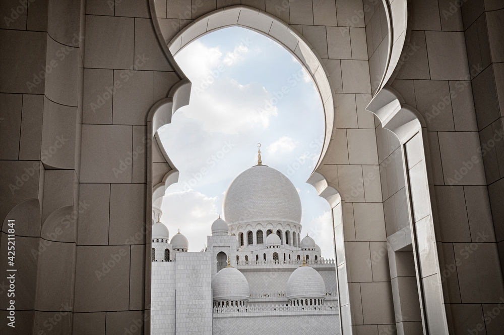 Foto de A grandeur view of a dome of Sheikh Zayed Mosque through ...