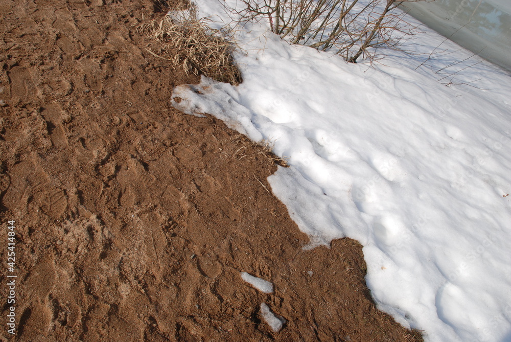 Foto Stock Brown sand and white melting snow. The texture of the beach ...