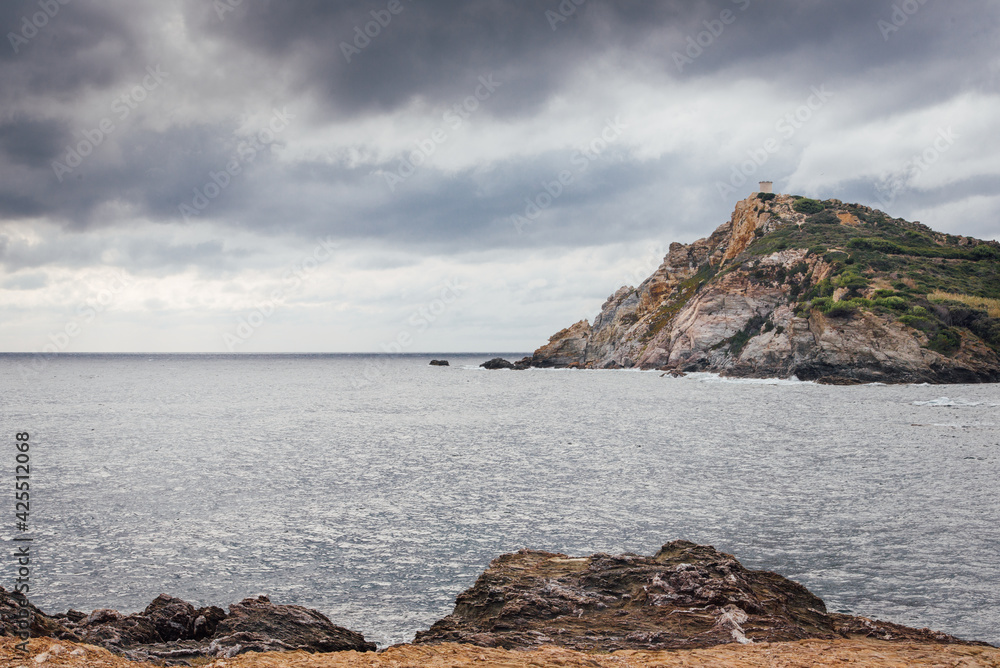 un éperon rocheux sur la mer. Une tour de guet au dessus d'un rocher ...