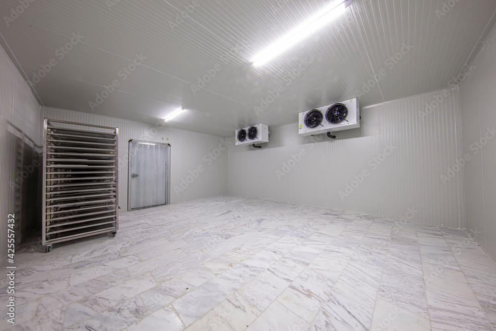 Foto de Warehouse freezer, Cold storage. Refrigeration chamber for food ...