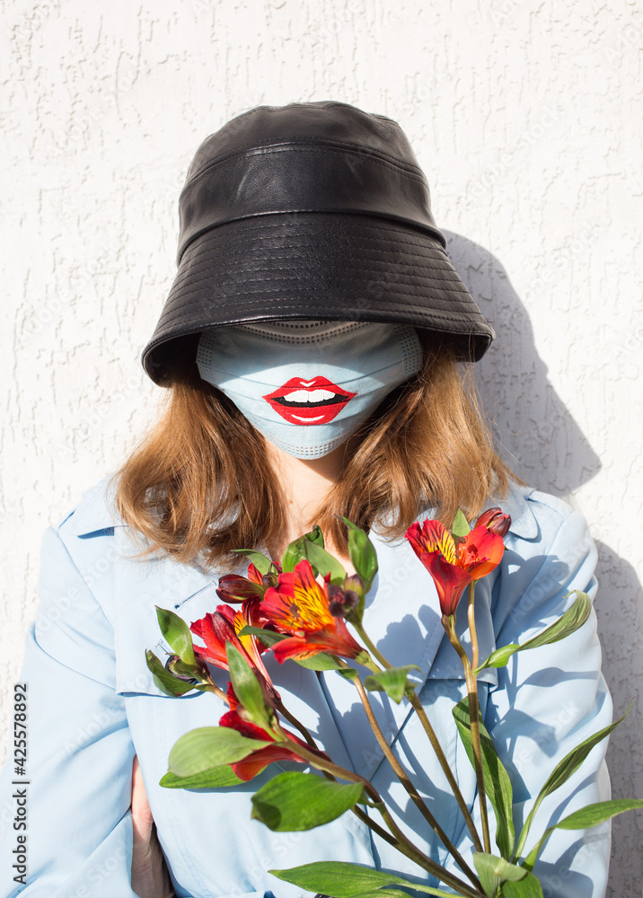 Foto de Social distancing, the covid-19 pandemic, unrecognizable woman ...