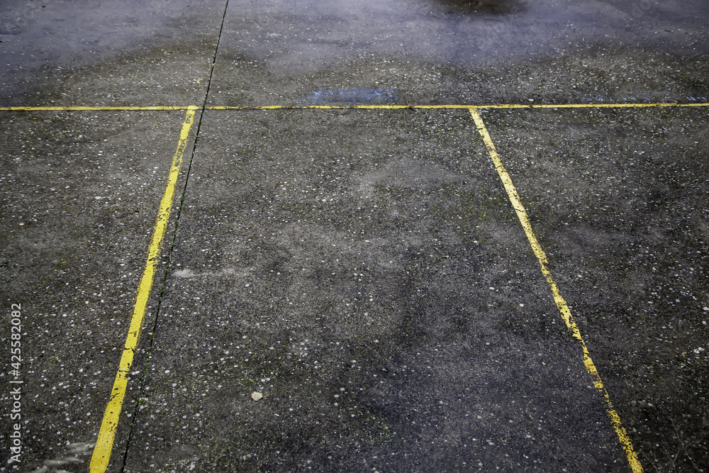 Yellow parking lines Stock-Foto | Adobe Stock