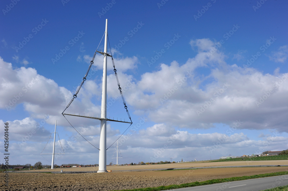 Mons-en-Pévèle (NORD). Pylône électrique structure en triangle. Pylônes ...