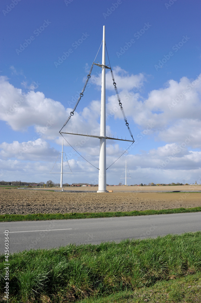 Mons-en-Pévèle (NORD). Pylône électrique structure en triangle. Pylônes ...