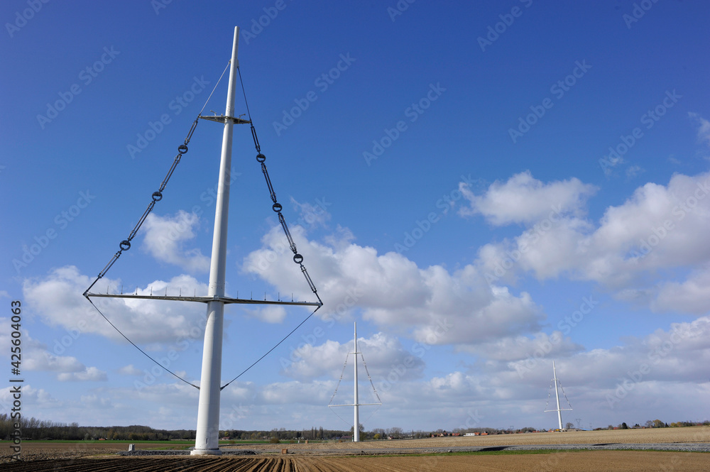 Mons-en-Pévèle (NORD). Pylône électrique structure en triangle. Pylônes ...