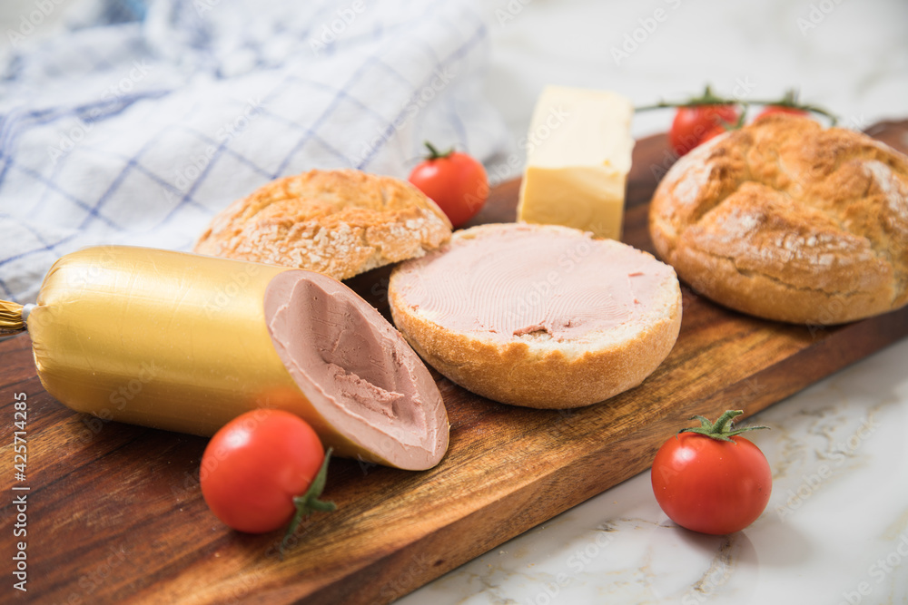 Feine Kalbsleberwurst auf Weizen Rosen Brötchen dazu Tomaten, Butter ...