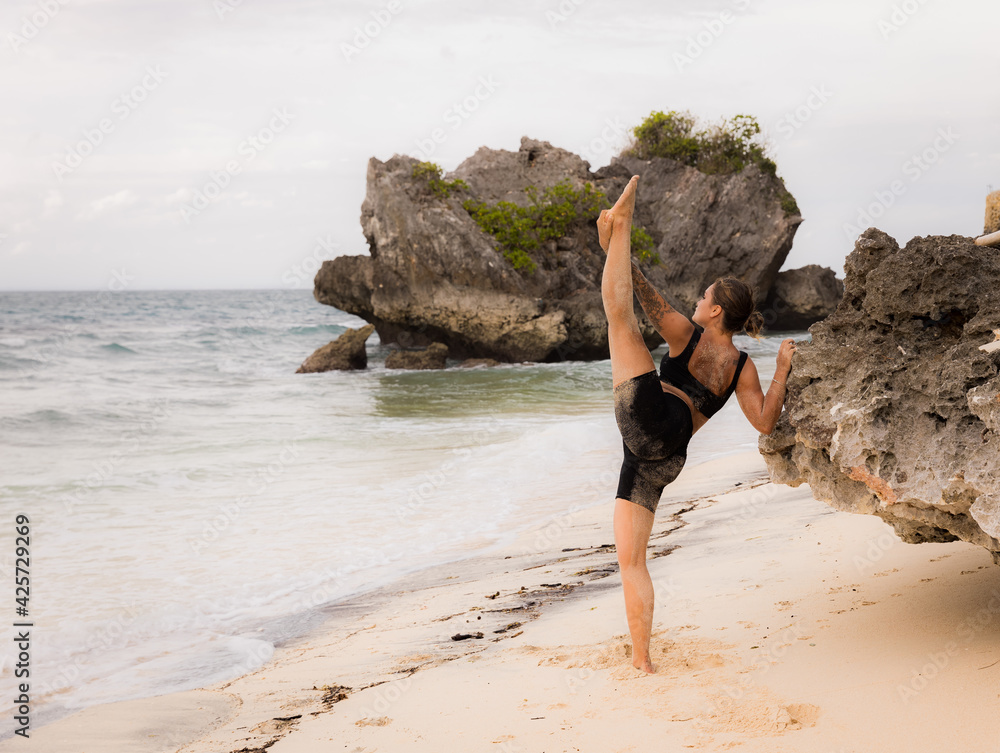 Yoga practice. Caucasian woman practicing Samsahate Hanumanasana ...