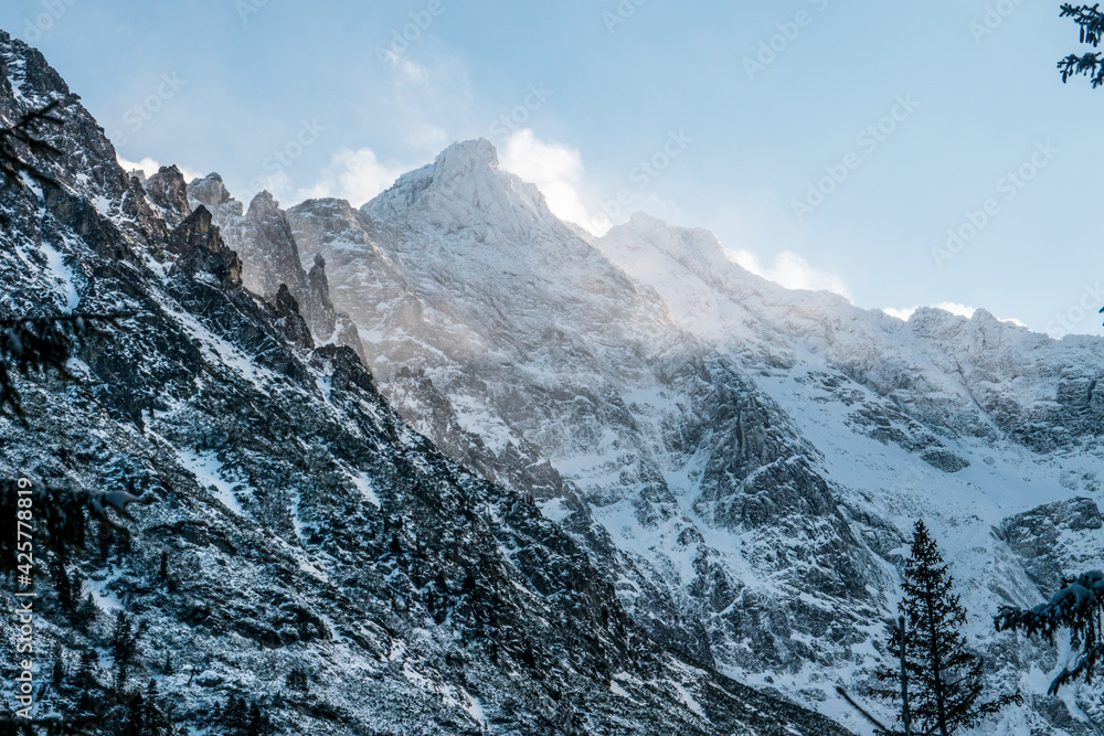 Widoki ze szlaku do Morskiego Oka w Tatrach Polskich Stock Photo ...